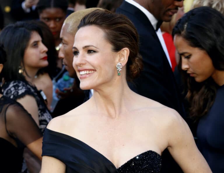 Does Jennifer Garner Smoke or Drink Alcohol?