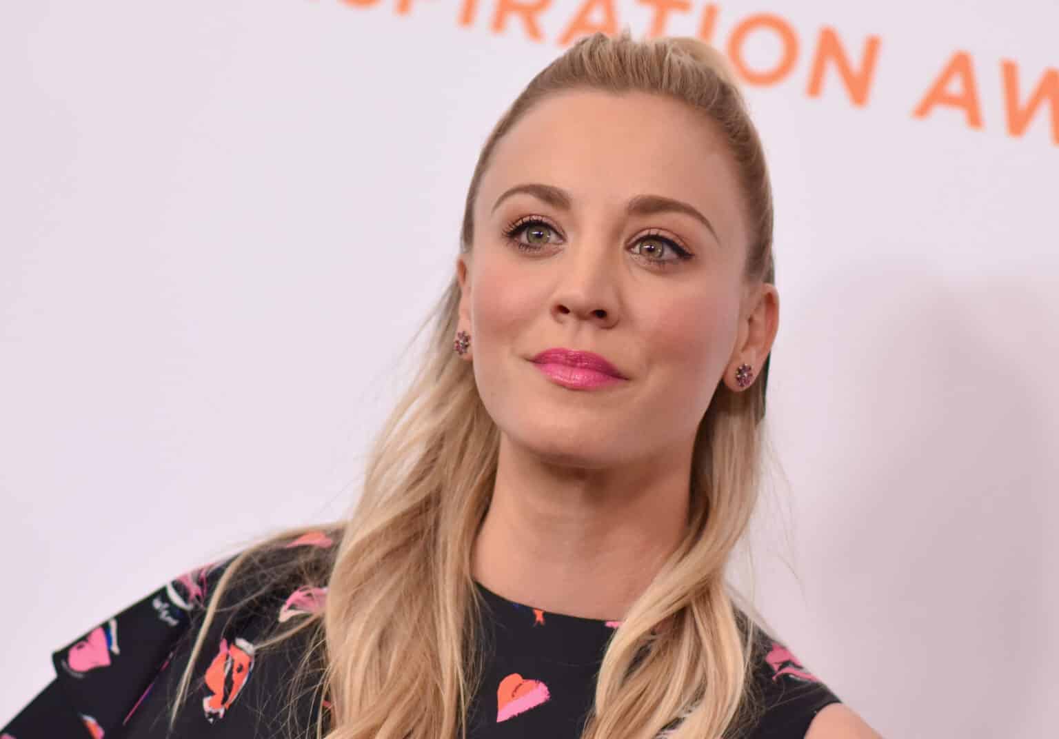 Does Kaley Cuoco Wear Glasses?