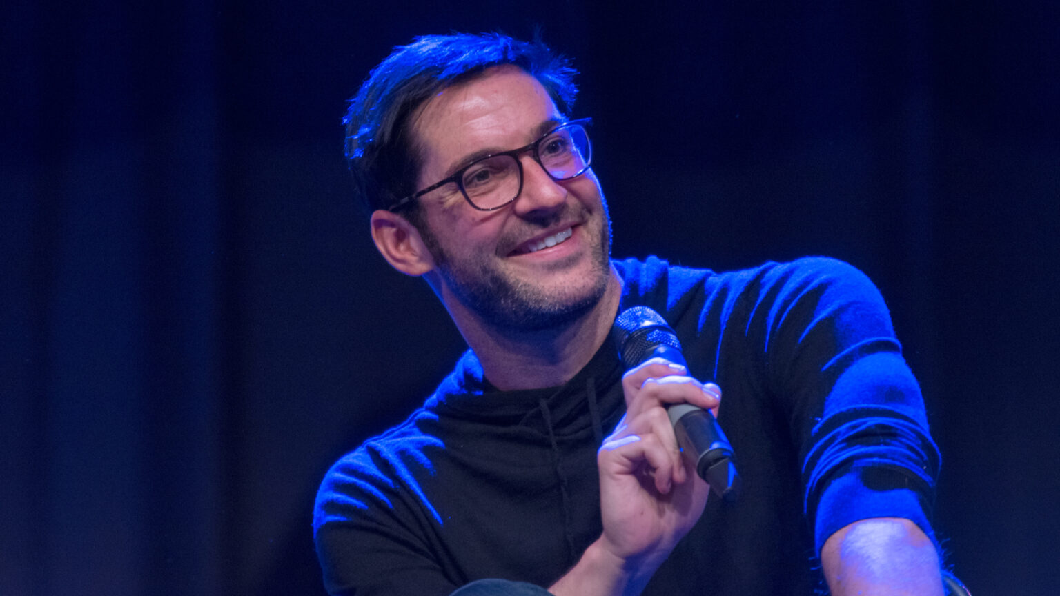 Does Tom Ellis Sing?