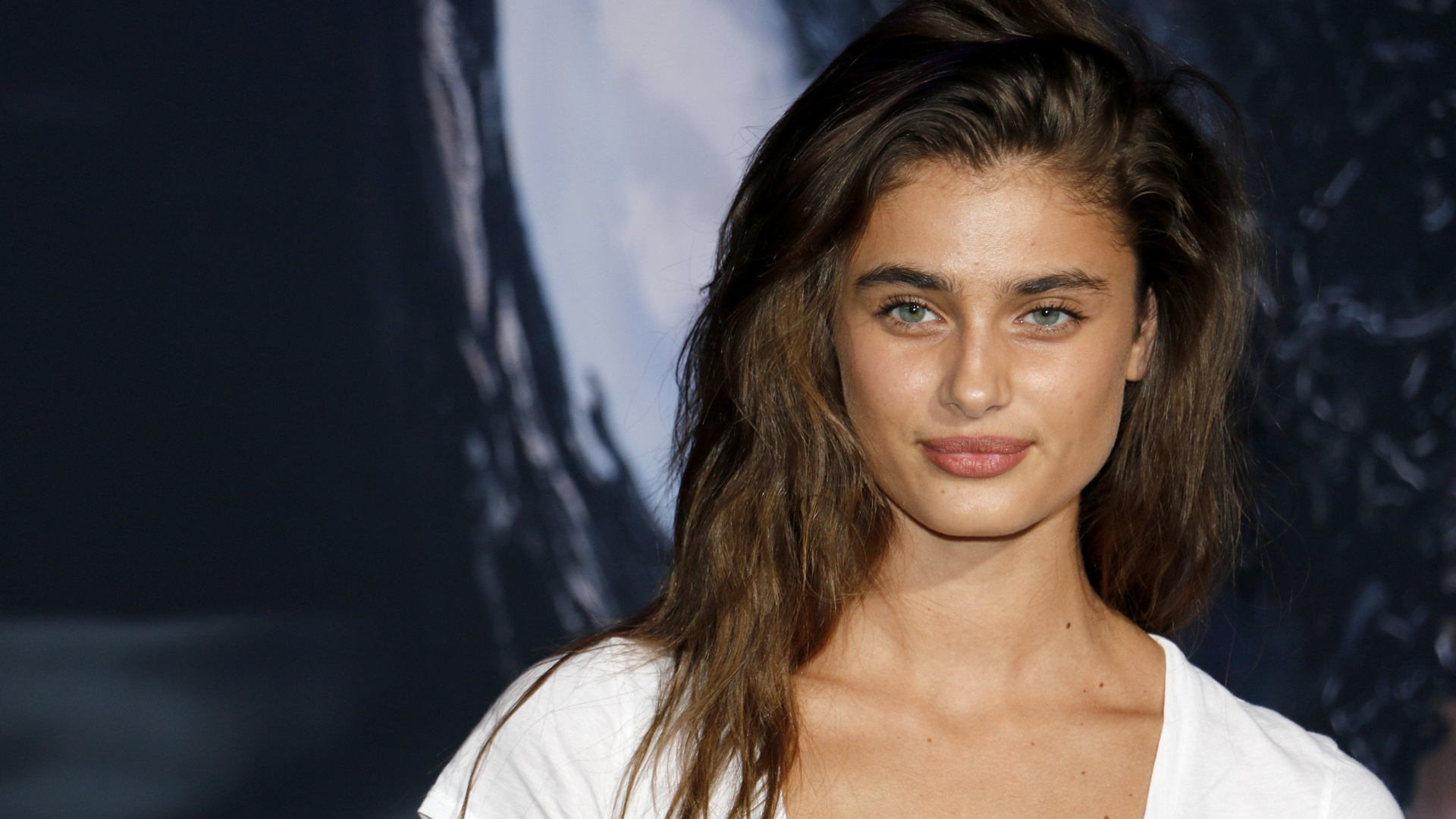 What Perfume Does Taylor Hill Wear?